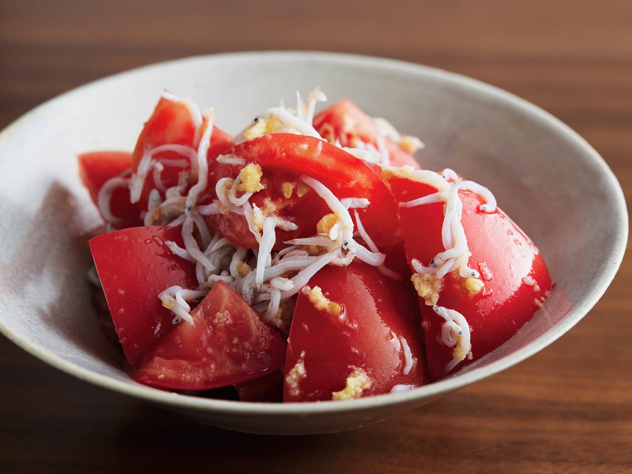 生姜としらすで、トマトの和え物【吉田愛さんの減塩おつまみレシピ】 | フード | クロワッサン オンライン